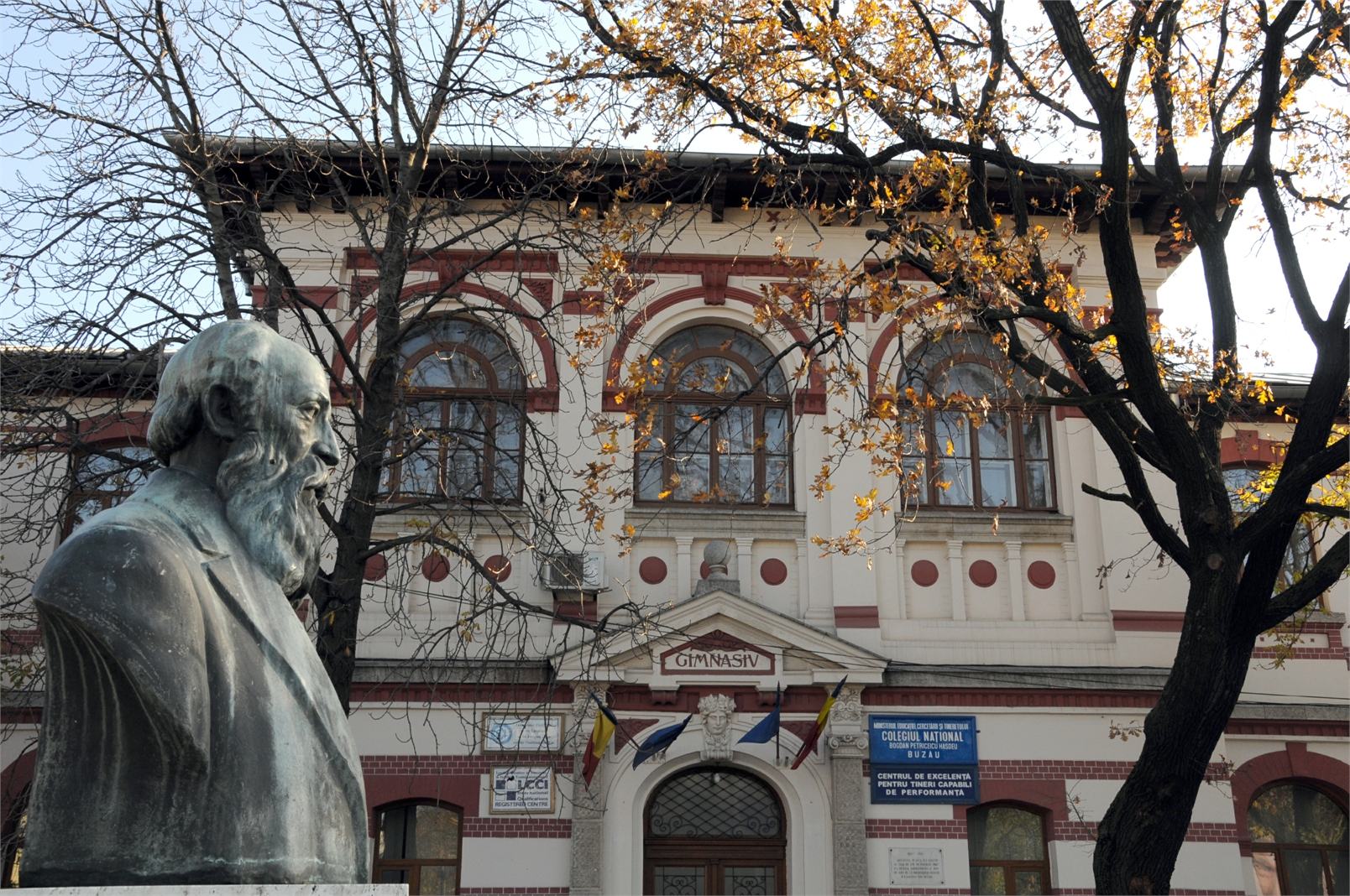 Colegiul Hasdeu trebuie sa ii plateasca 3.000 de euro daune morale unui ...