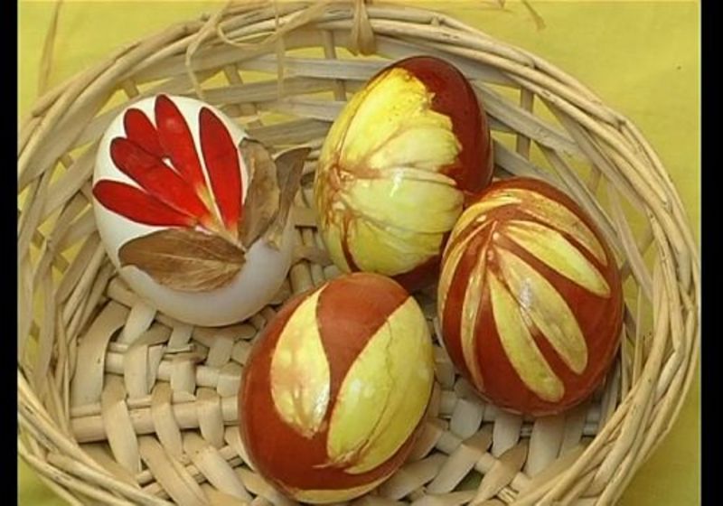 Oua cu model de frunze si petale de flori | Copilul.ro